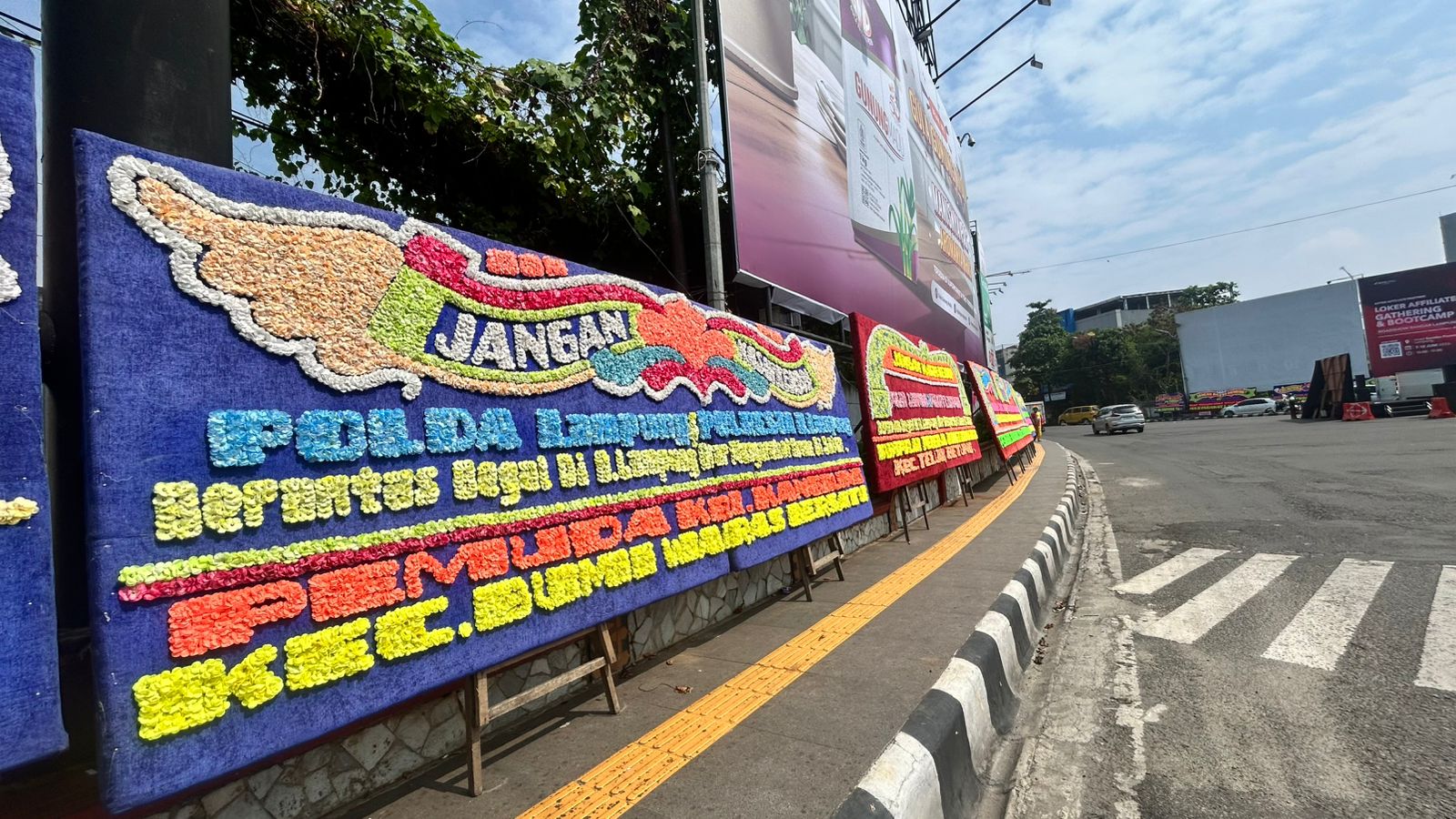 Puluhan Papan Bunga Berjejer di Tugu Adipura Pascaviral Kasus Terduga ...